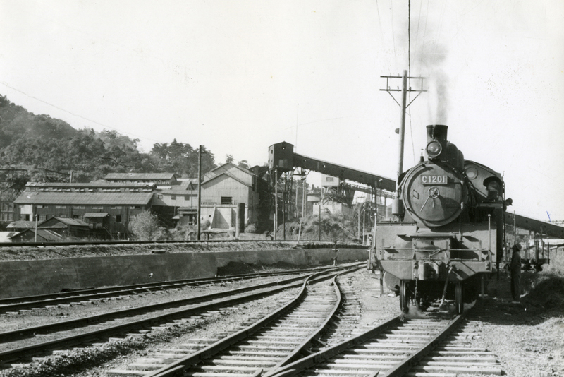 日本炭礦第二礦内引き込み線を走る蒸気機関車（中央付近）｜水巻町